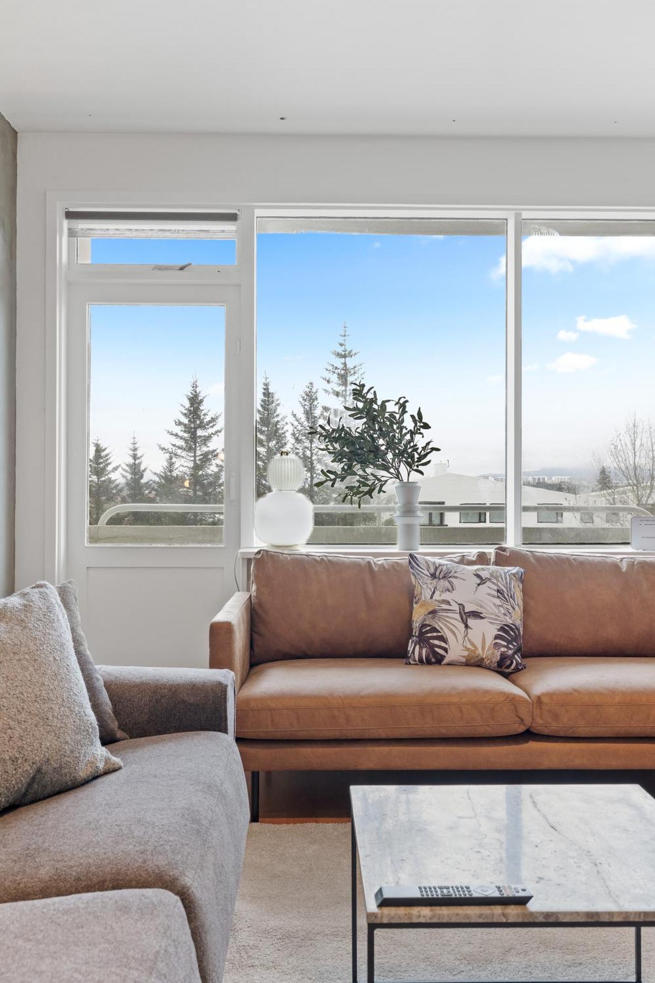 IJslands Grootste Winkelcentrum op 8 Minuten Lopen - Gratis Parkeren ...