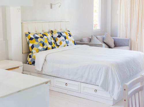 INATO SUITES Rm 1 1 queen bed and a pullout sofa bed - Panglao, Bohol ...