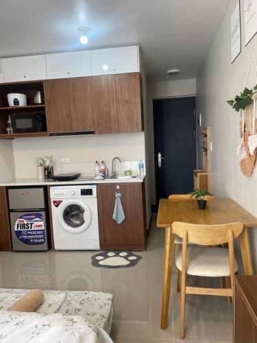 Condo near Airport, CCLEX Balcony Pool View - Lapu-Lapu, the ...